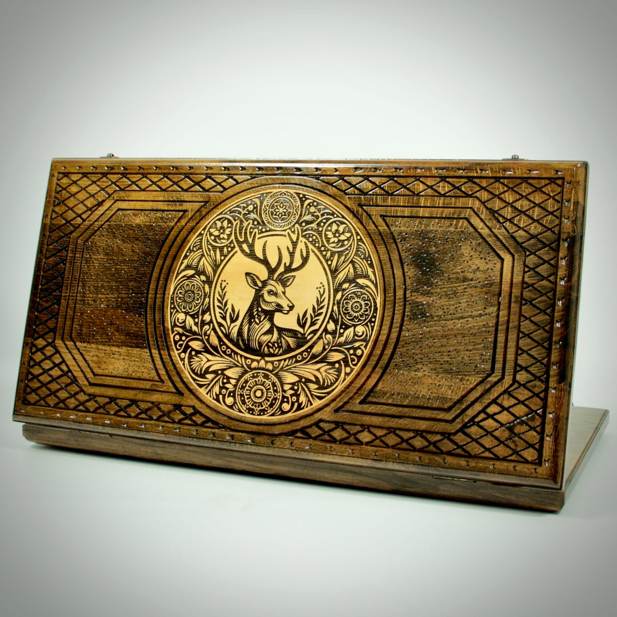 Нарды Резные Деревянные "Благородный Олень" большие 60х60см