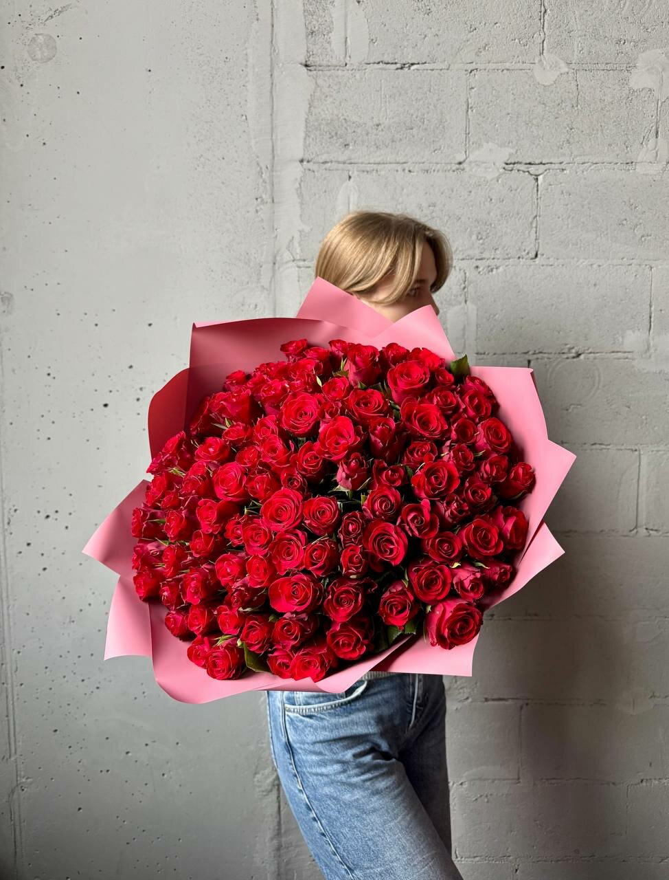 Букет из 101 красной розы, алые розы, букет девушке, женщине, на юбилей, день рождения, монобукет, красный
