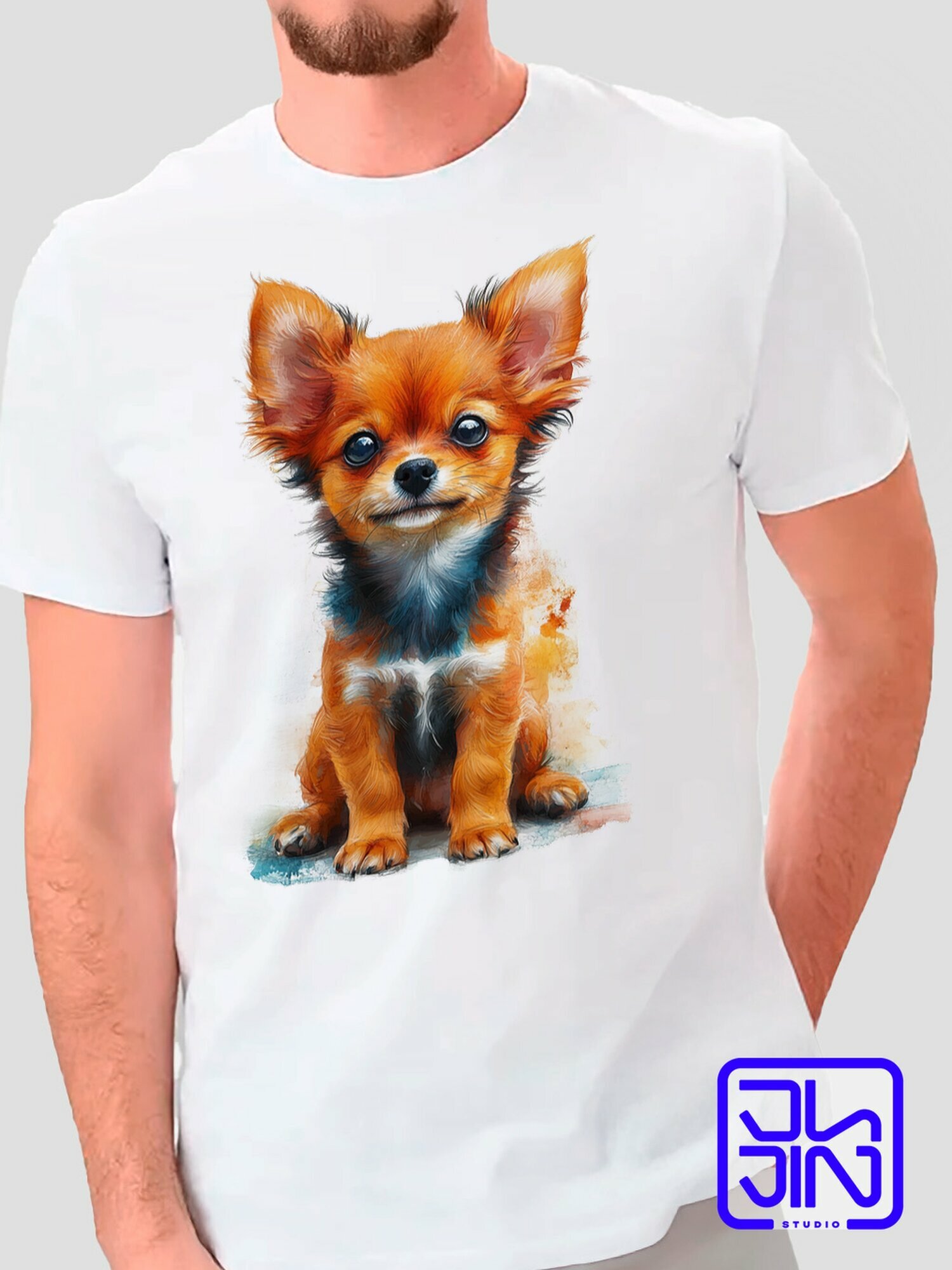 Футболка классическая мужская с авторским принтом Смешной рыжий щенок чихуахуа с белой грудкой и большой собакой рядом, белый хлопковый трикотаж с прикольным рисунком на груди