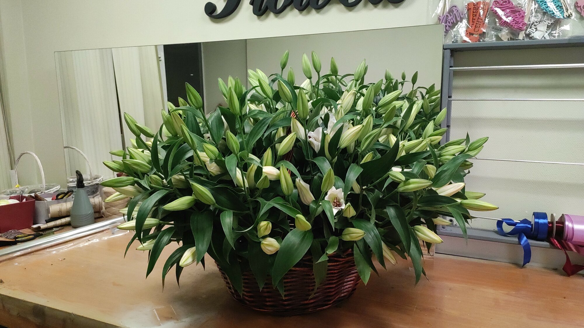 51 белая лилия в корзине