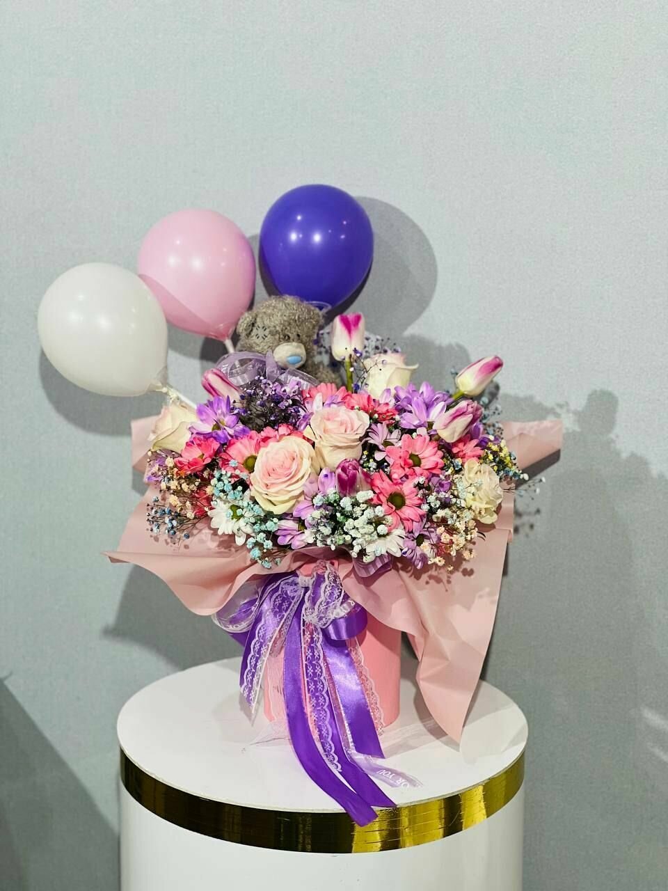 Букет с мягкой игрушкой плюшевый мишка и шариками / Тюльпаны, розы и ромашки