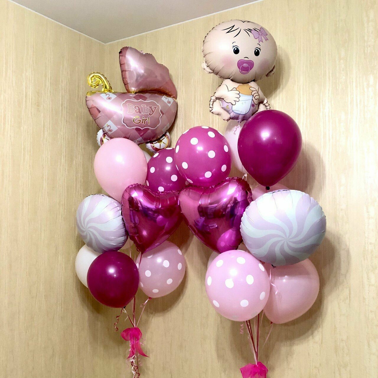 Фотозона из шаров на выписку из роддома девочки