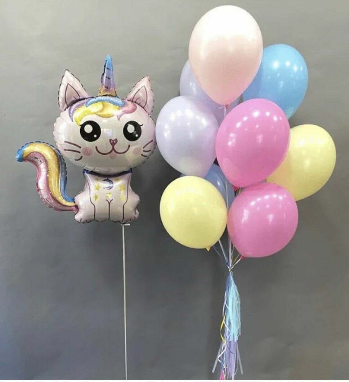 Котенок Единорог с фонтаном. Воздушные шары макаронс для девочки