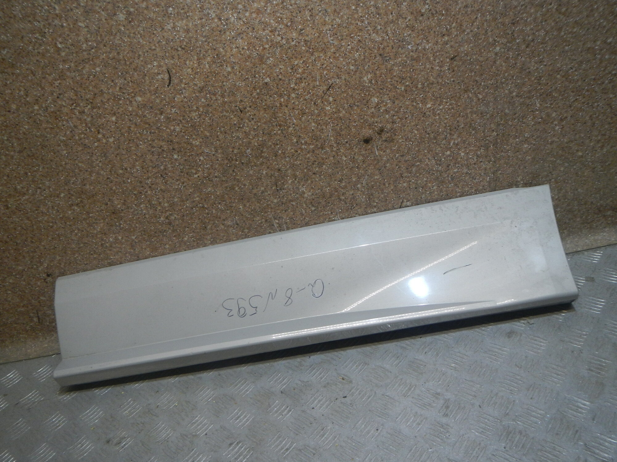 Б/У Молдинг двери задней левой, Audi (Ауди)-Q8 (18-) AUDI Q8 (18-) Задиры, отколот небольшой кусок сзади с торца. 526821...