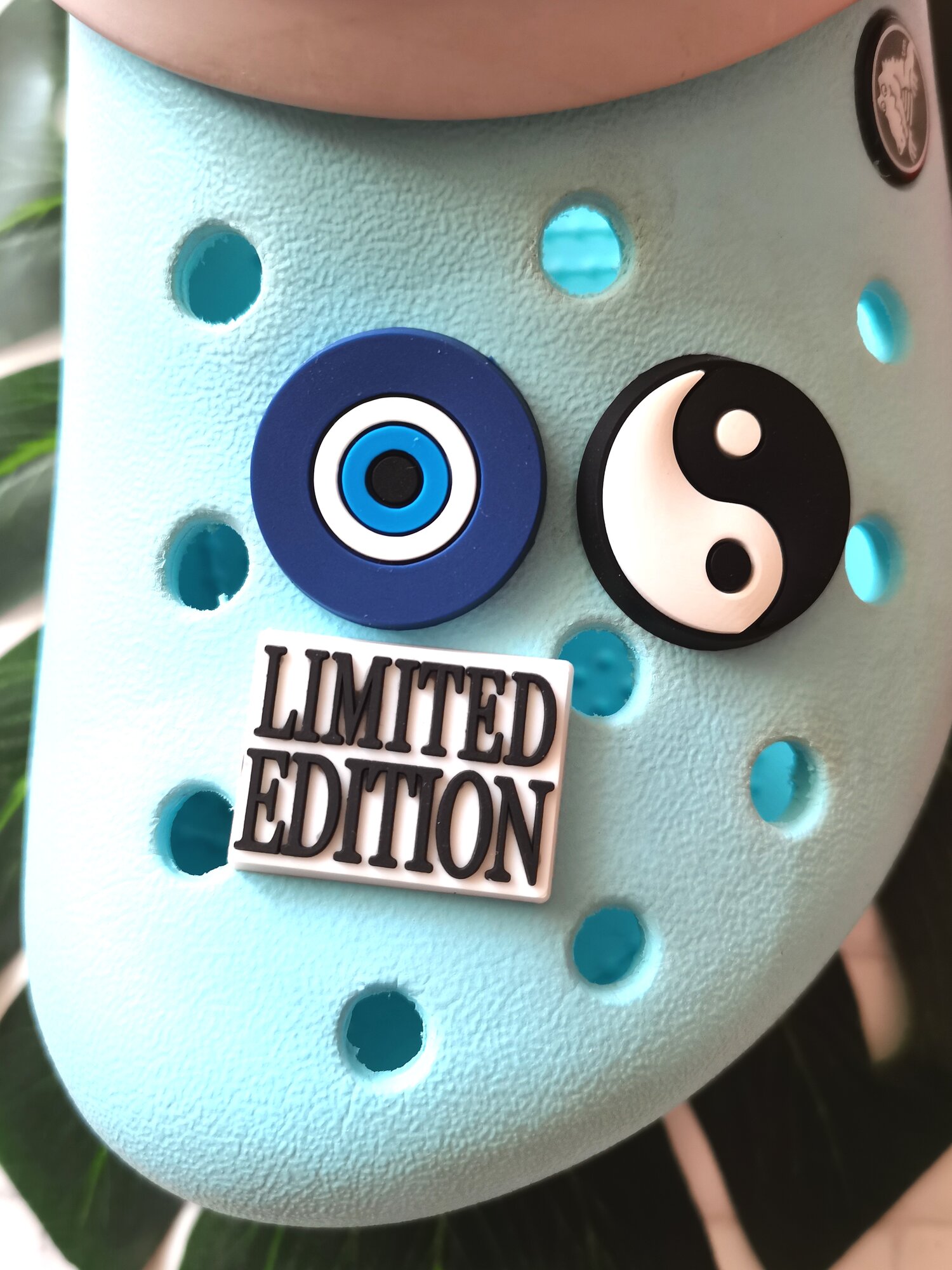 Джибитсы взрослые на crocs глаз инь-янь для женщин