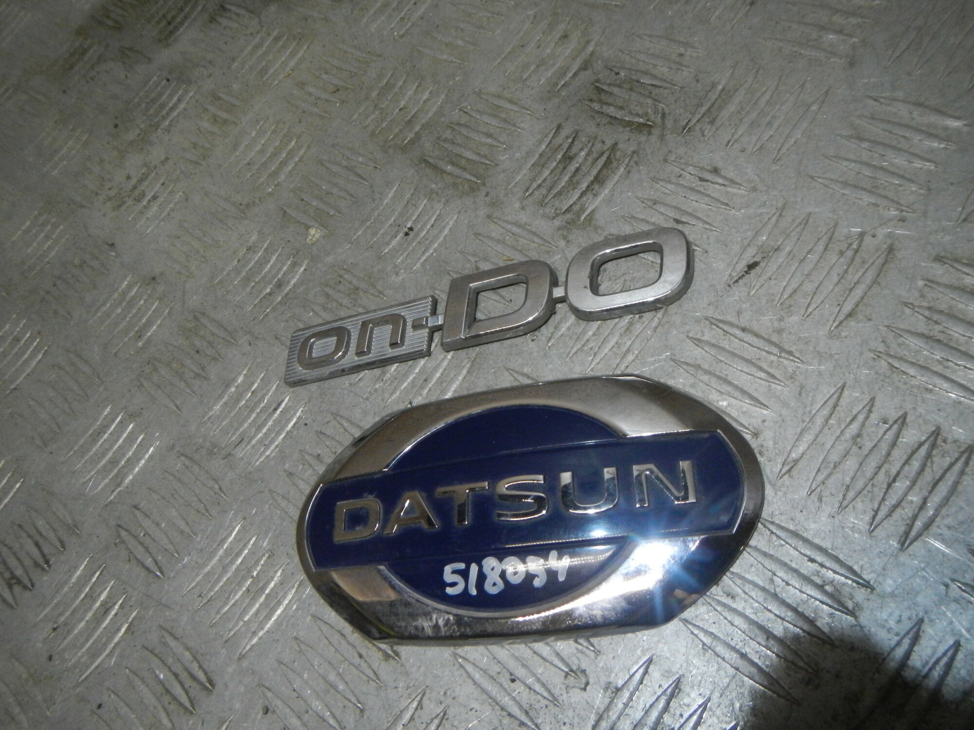Б/У Эмблема на крышку багажника, Datsun (Датсун)-ON-DO (14-) Datsun on-DO (14-) Мелкие царапины. 518054 DATSUN арт. 9089...