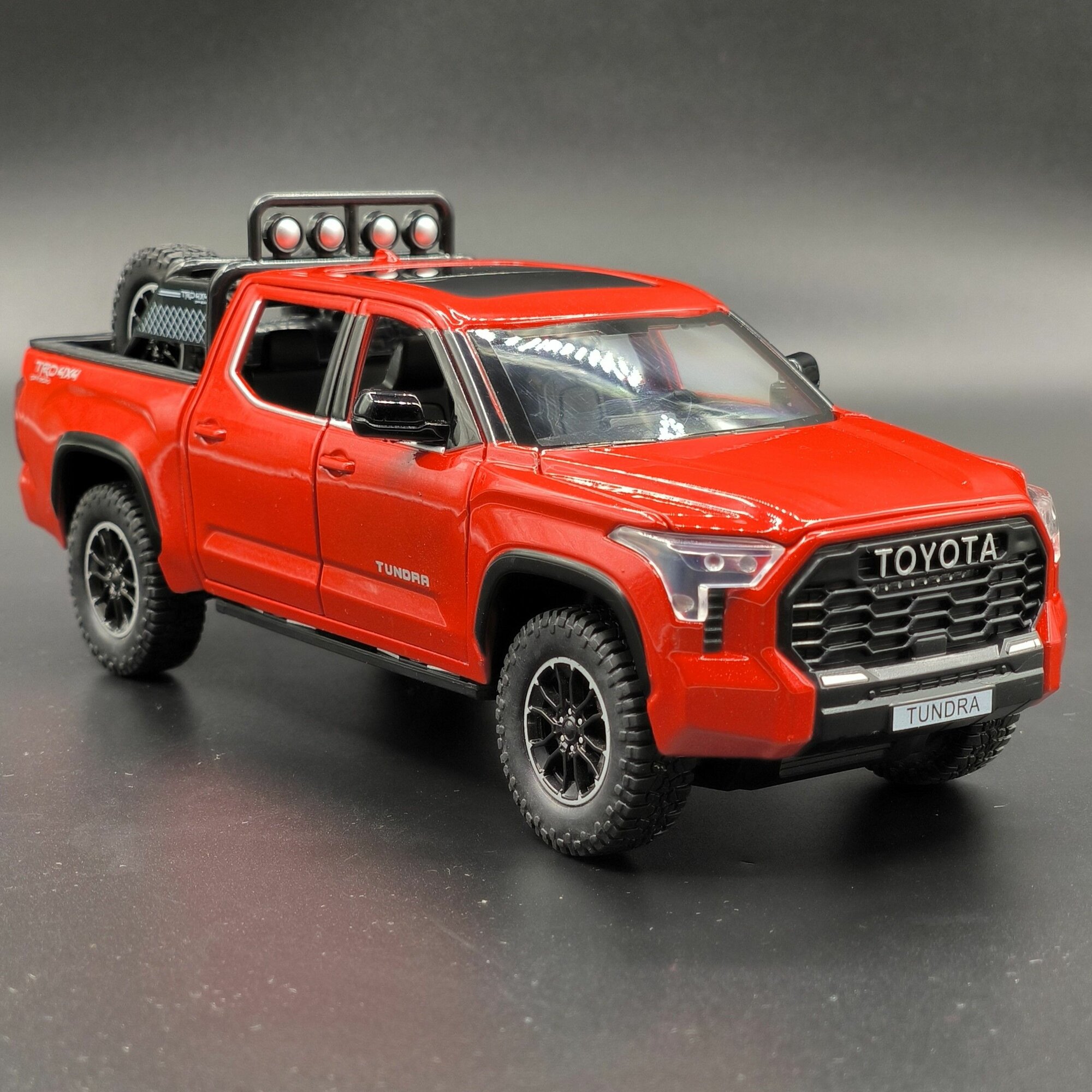 Машина металлическая Toyota tundra 1:24 с световым и звуковым сопровождением.