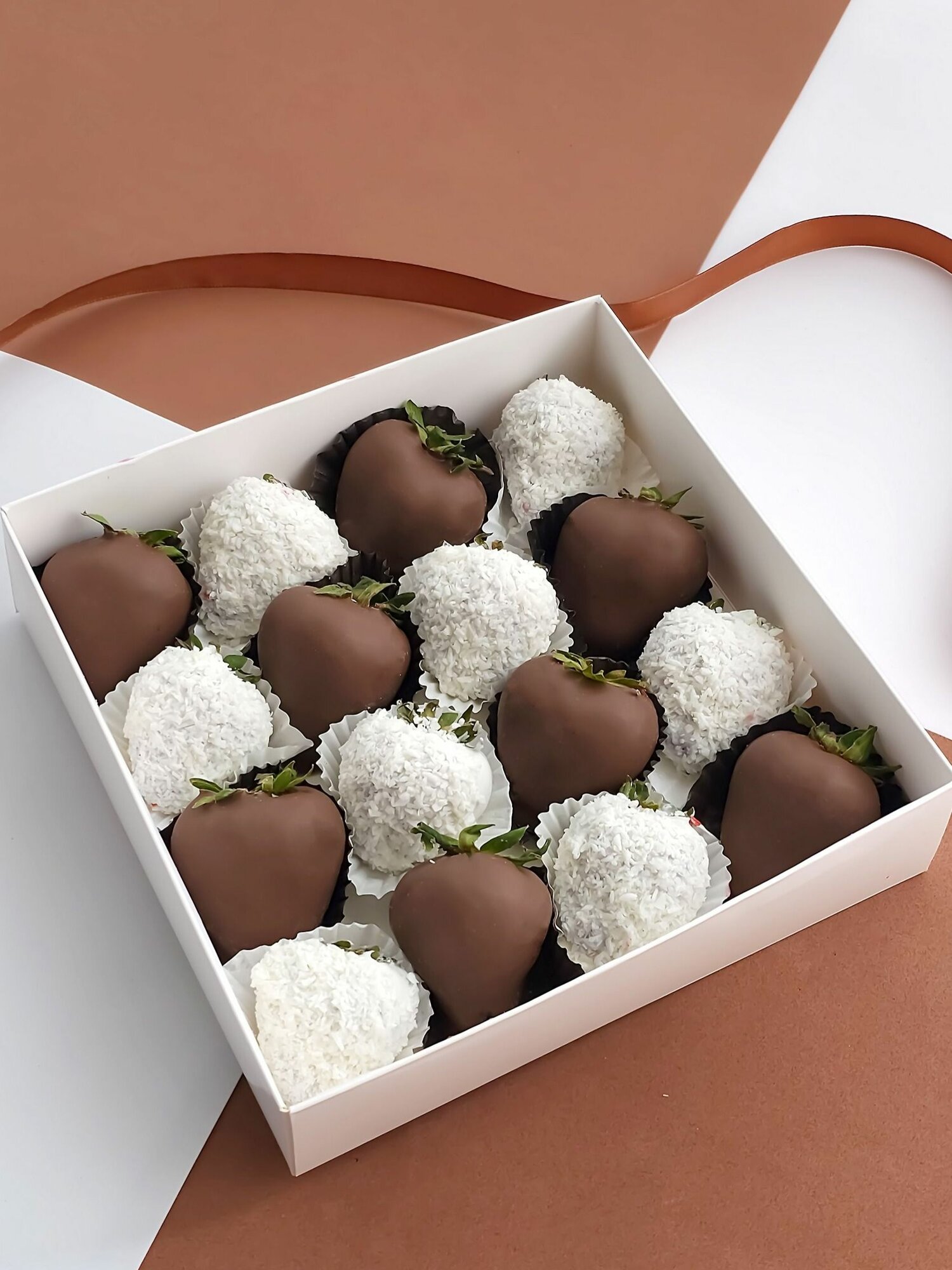 Клубника в шоколаде ( 16-25 ягод) " Маленький Инь-Янь" сладкий подарок маме, жене на День рождения, Подарочный набор