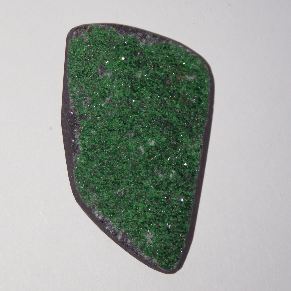 Уваровит кабошон, натуральный камень, 42х25х3 мм, Урал (Сараны), «True Stones»