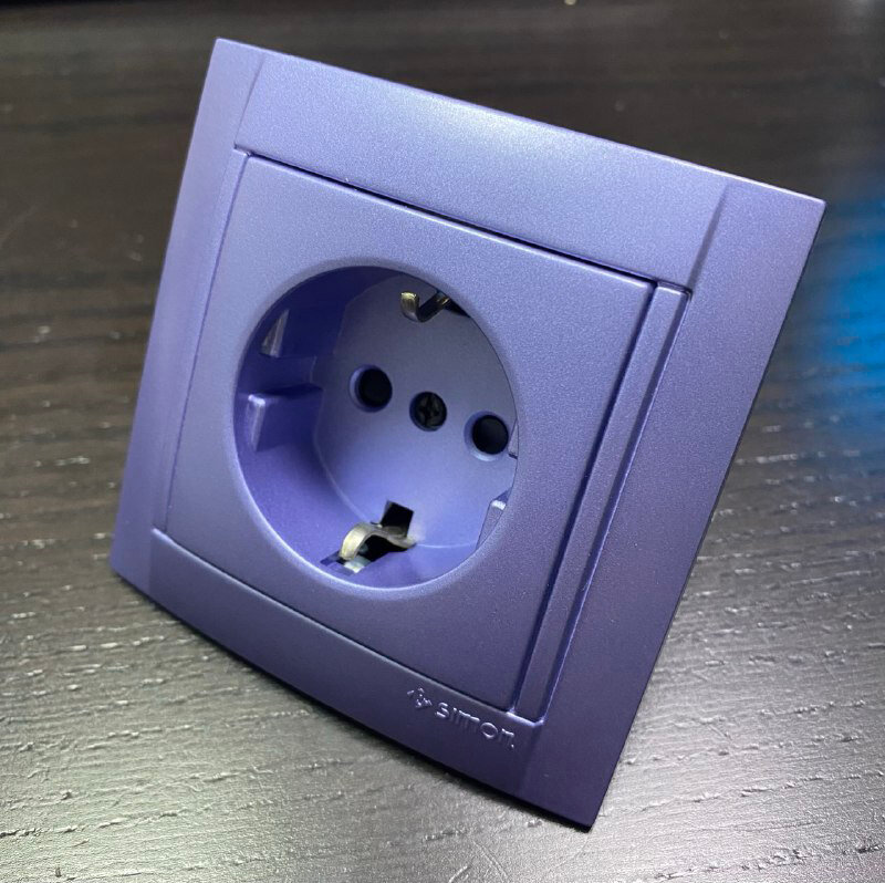 Розетка одноместная с заземлением