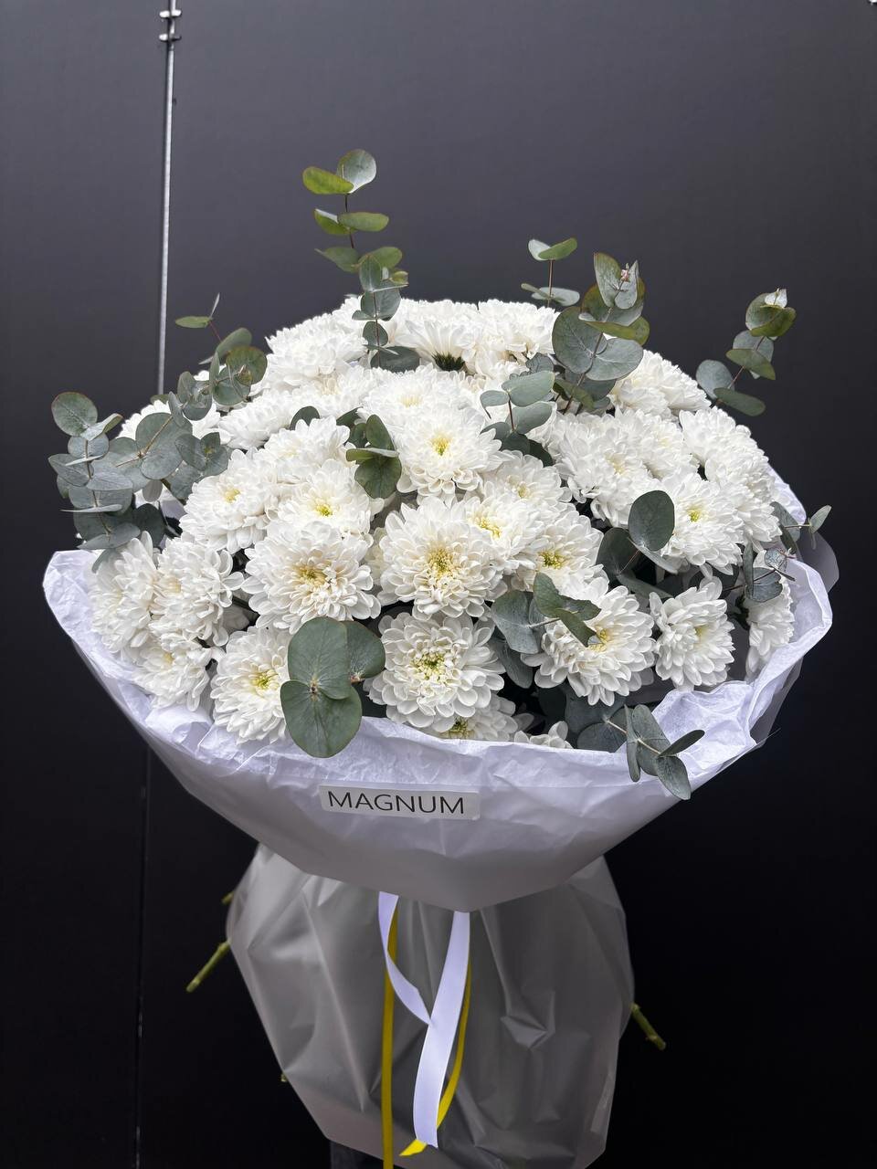 Букет из 15 белых хризантем эвкалиптом в стильной упаковки от Story Flowers