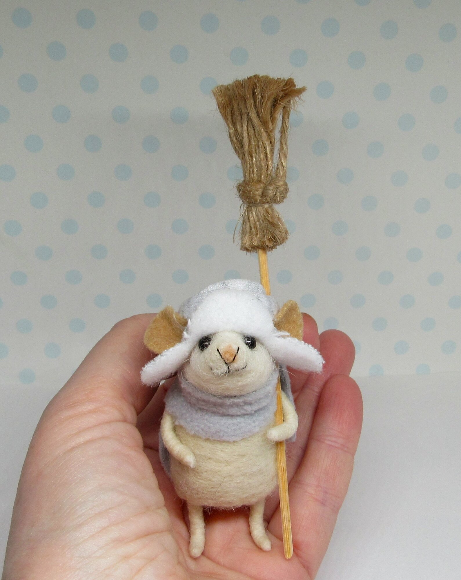 Сувенир. Мышка в ушанке с метлой. Ручная работа