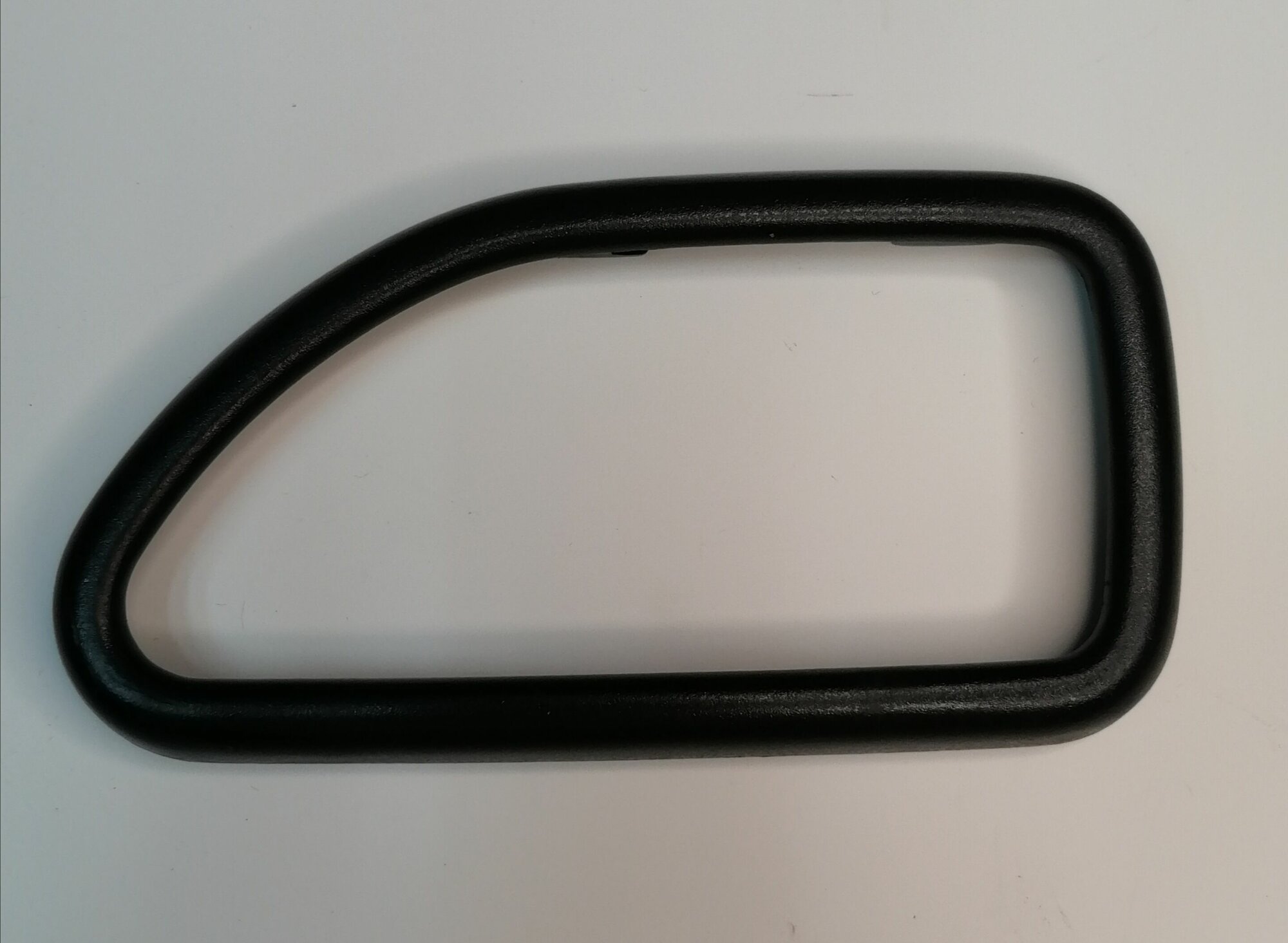 Рамка ручки внутренняя левая черная Chery Amulet [1.6 8V 5MT лифтбэк] A116105147