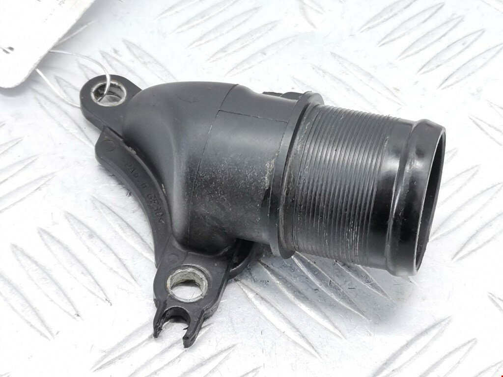 Фланец (штуцер системы охлаждения тройник) Renault Laguna 3 арт. 1961053