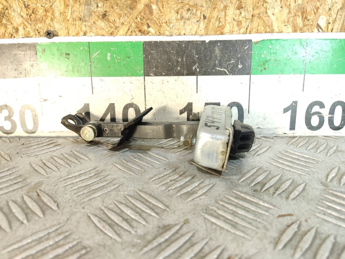 Ограничитель двери передний LEXUS RX 2003-2009 686100E010