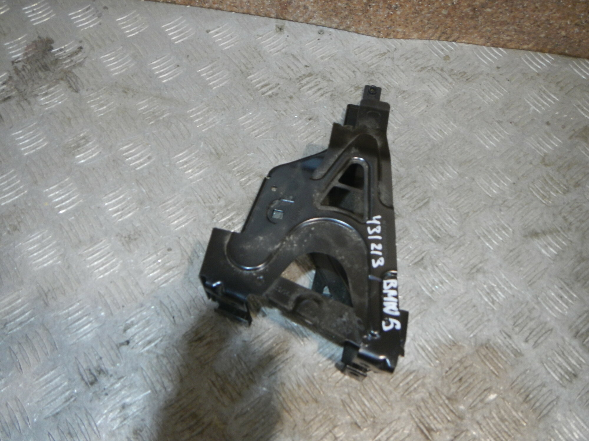 Б/У Кронштейн фары левой, BMW (БМВ)-5 (F10, F11) (09-16) BMW 5 (F10, F11) (09-16) только металлический Без видимых повреж...