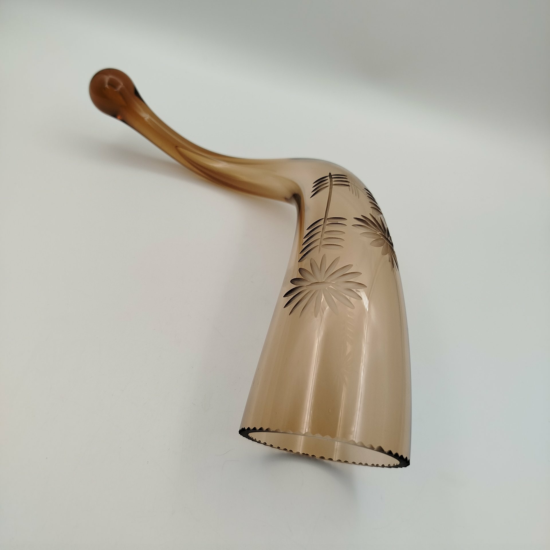 Рог для вина, украшенный флористическим декором, стекло, гутная техника, СССР