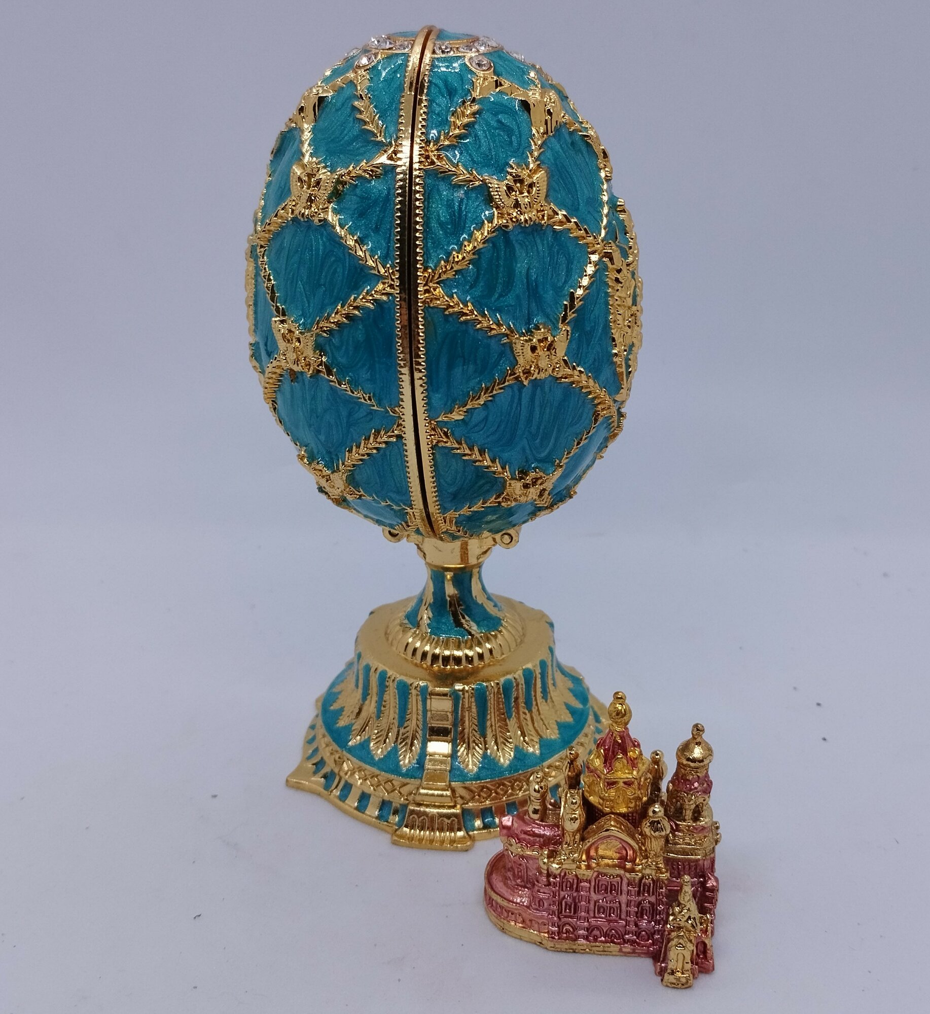 Яйцо Фаберже сетка с гербами (3038, голубое), с фигурой Спаса-на-Крови.