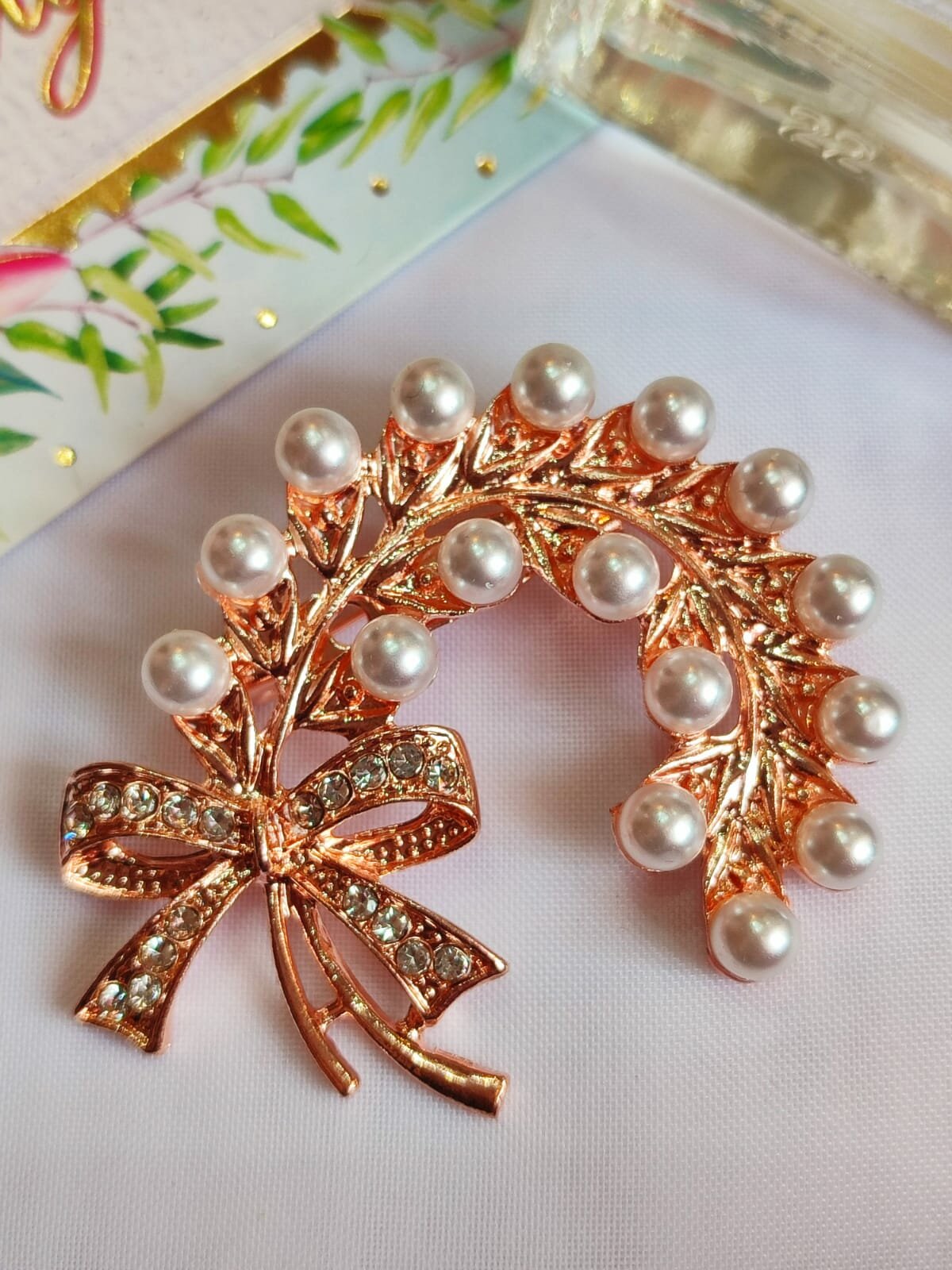 Брошь, стразы