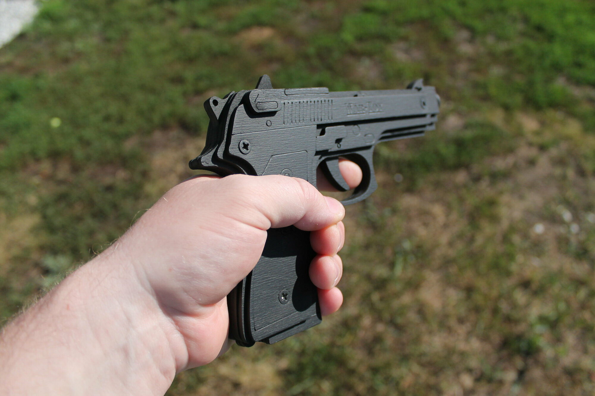 Деревянный пистолет Беретта М9, игрушка-резинкострел окрашен под настоящий