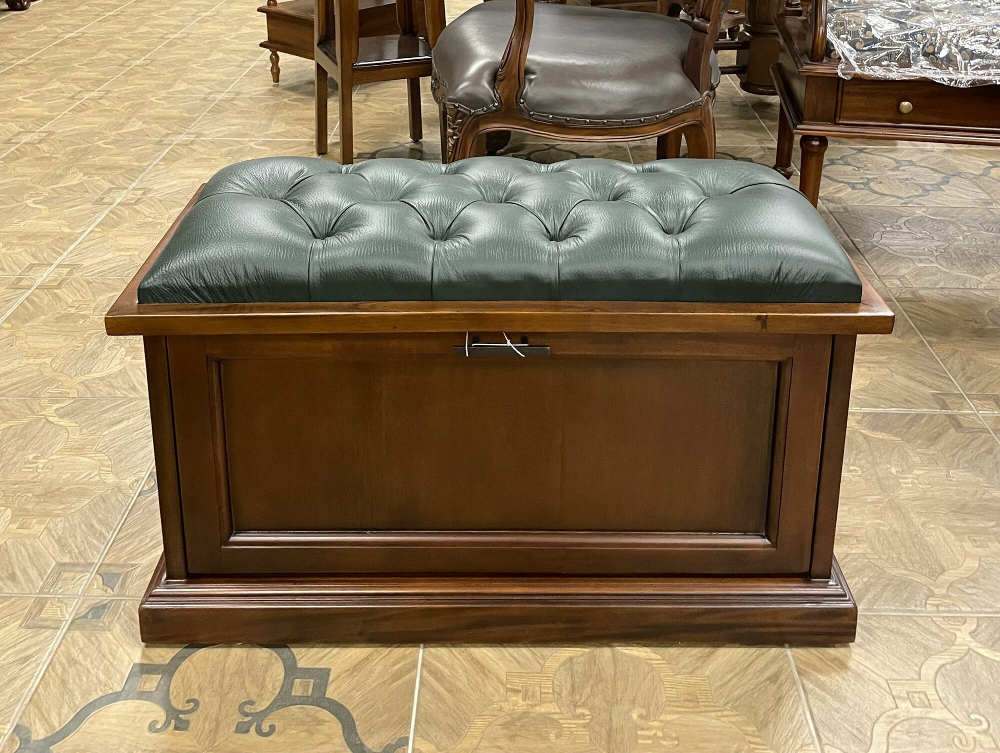 Банкетка для обуви BYH 05 green Индонезия из массива красного дерева 50х83х35см (зеленая кожа)