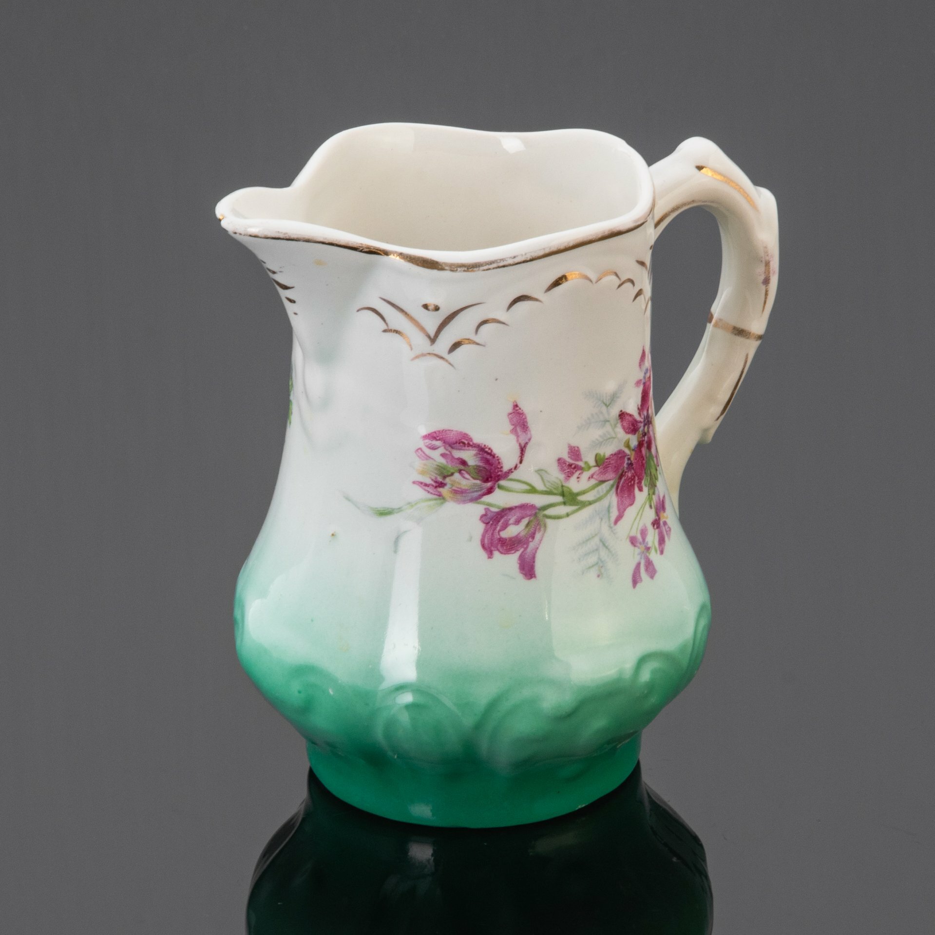 Небольшой кувшин с рельефным декором и фигурной ручкой, фаянс, крытье, деколь