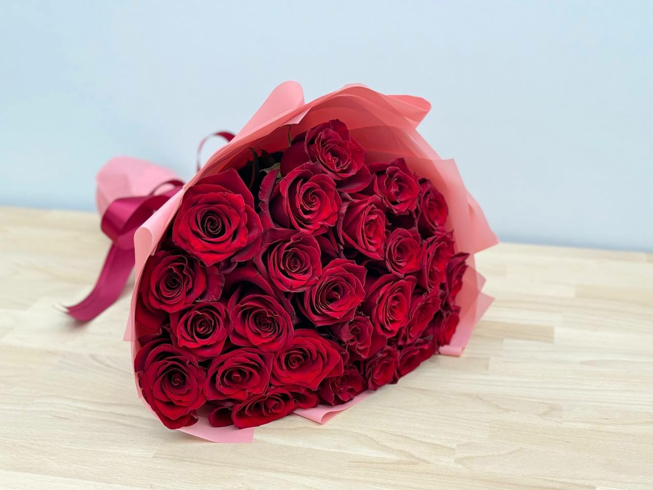 Букет wowflo, роза Эквадор, 25 шт, высота 60см, пленка, под ленту, оберточная бумага, красный