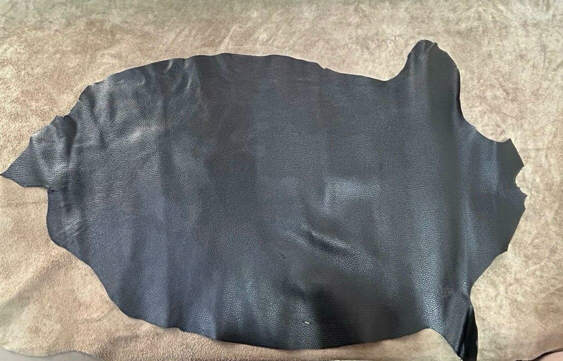 Кожа натуральная, черная, зернистая, шкура, мрс, 40 дц2, толщина 0,9-1,1 мм