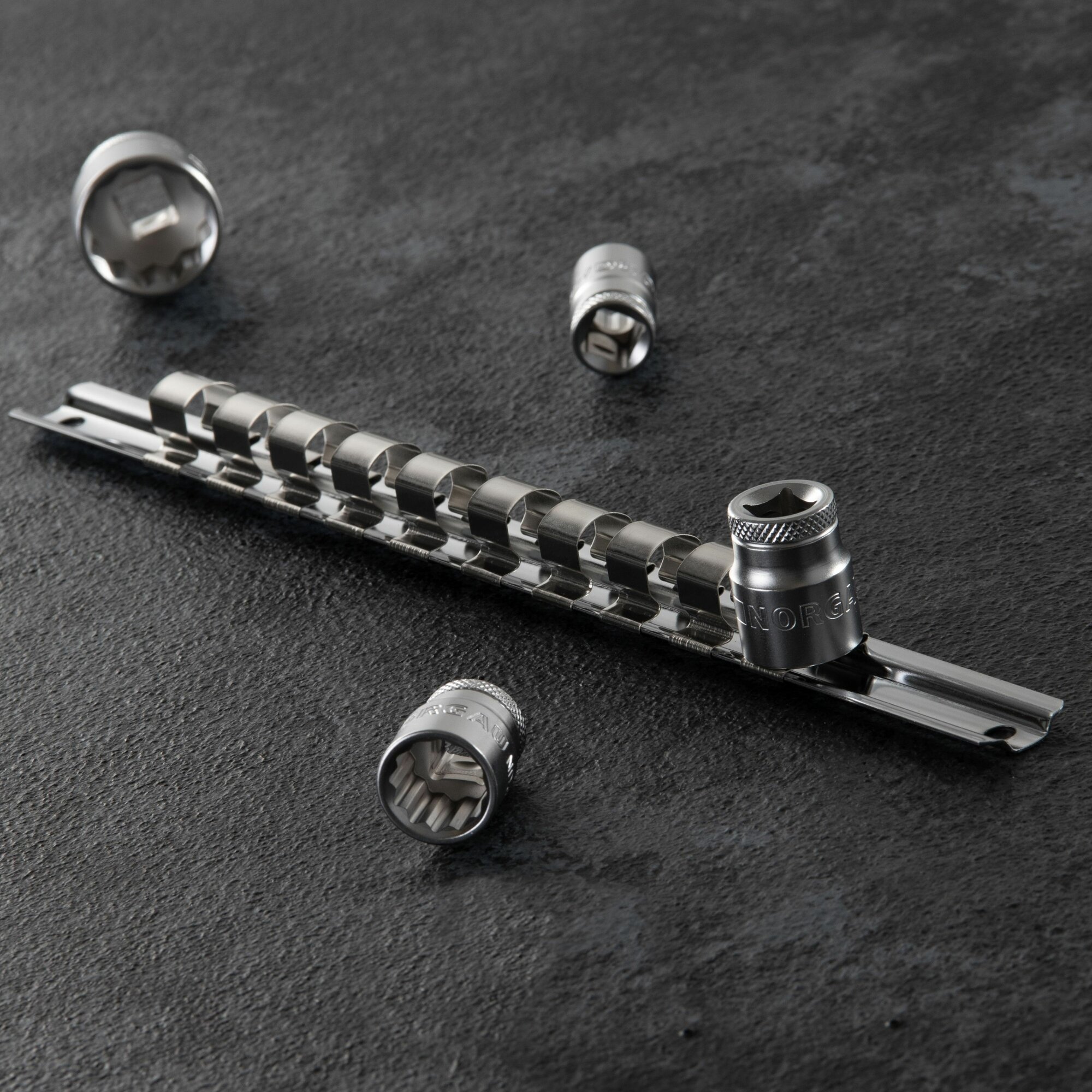 Настенная металлическая рейка для торцевых головок NORGAU Industrial с 10 держателями под квадрат 1/2", 290 мм