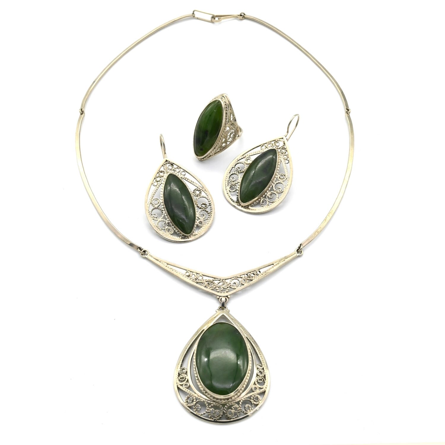 Комплект бижутерии: кольцо, серьги, колье, нефрит