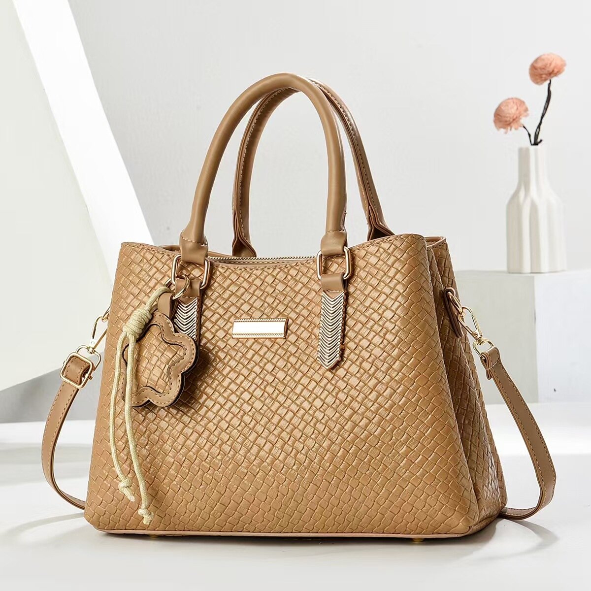 Минималистичная сумка A95975: элегантность большого города