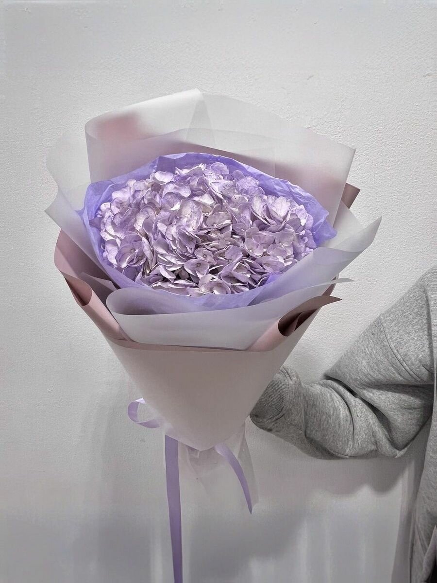 Букет цветов из сиреневой гортензии в упаковке монобукет 1 веточка