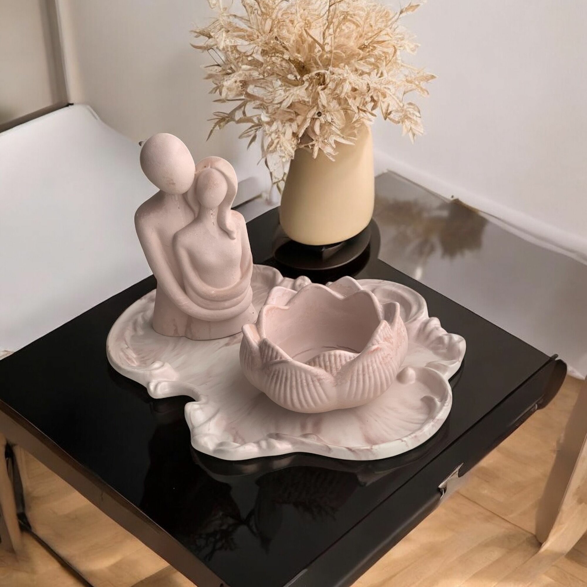 Изделие из гипса (поднос, статуэтка Пара , подсвечник) бежевый мрамор.