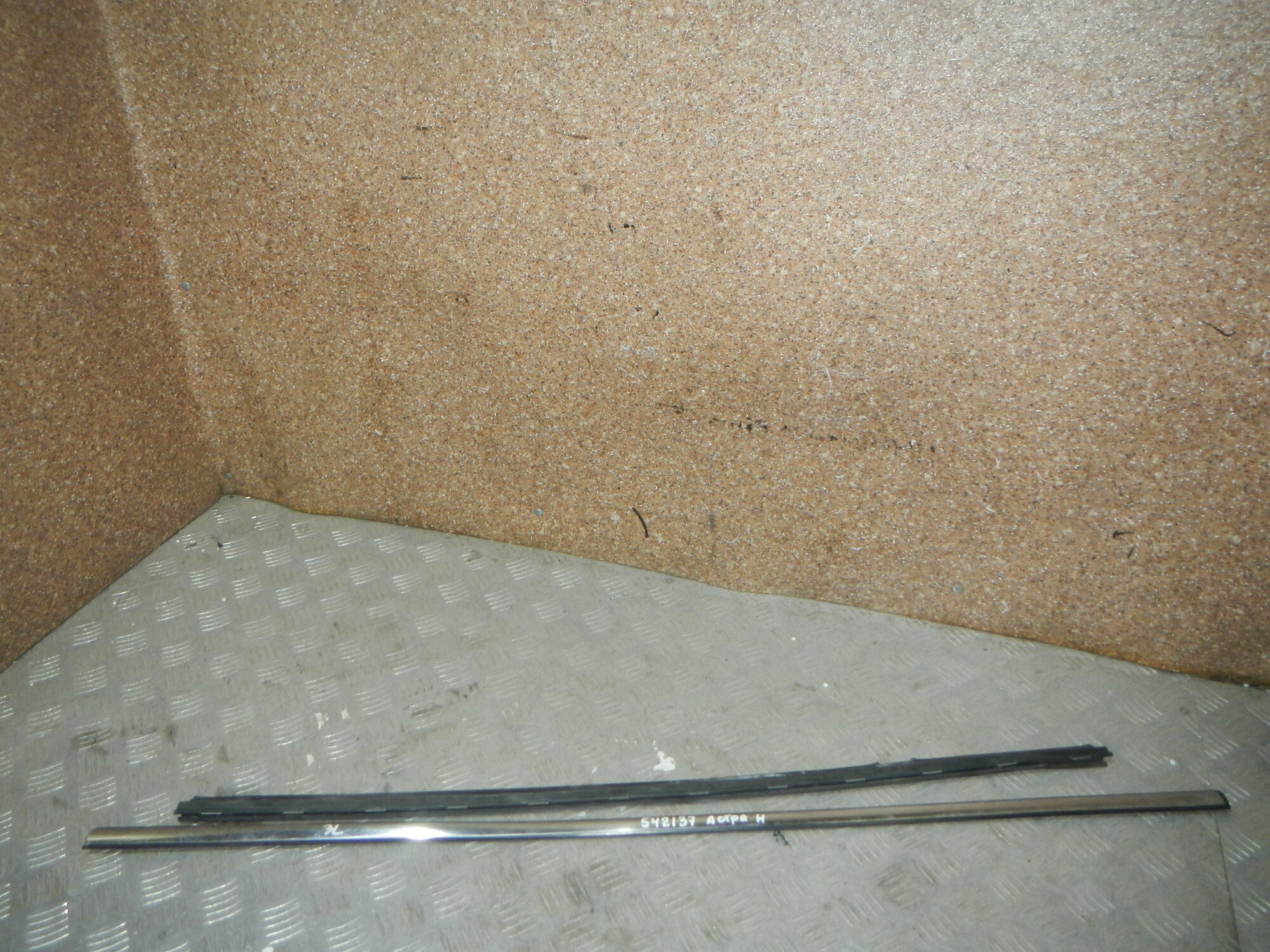 Б/У Накладка стекла заднего левого, Opel (Опель)-ASTRA H (04-) OPEL ASTRA H (04-) Хром,универсал. Деформация,отпал хром. ...