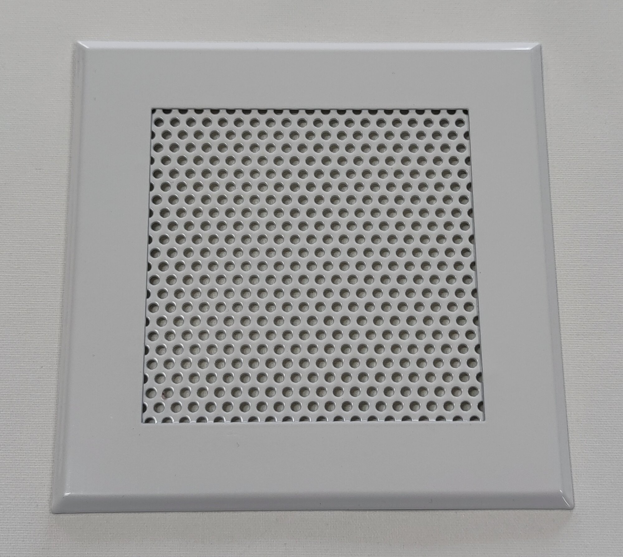 Решетка Плоская с подгибом Штамп 150х150мм, на магнитах, перфорация Круг 3мм, Белый.