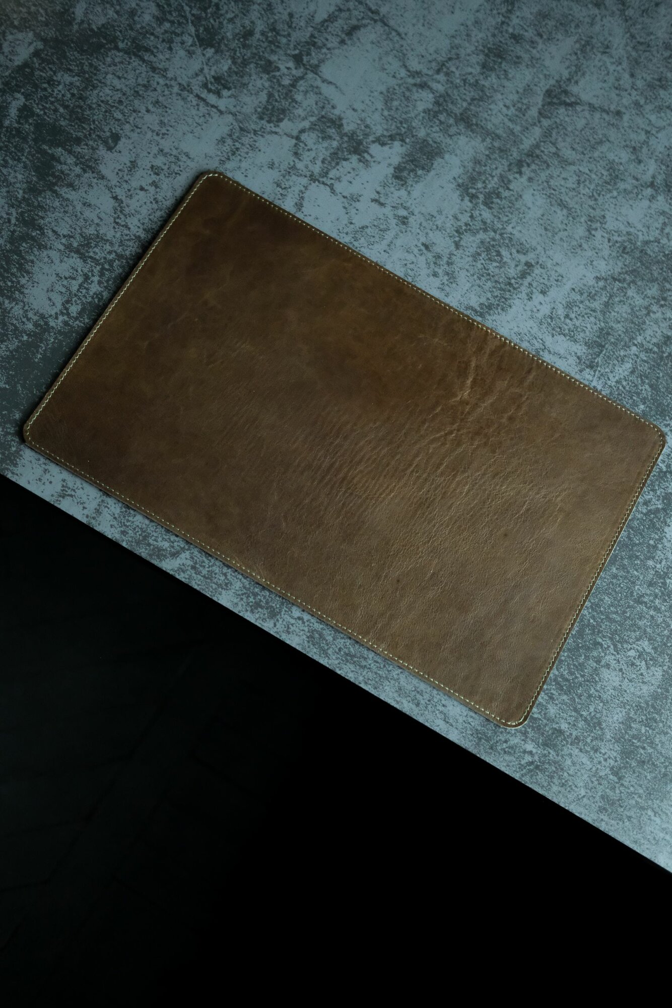 Бювар, коврик для стола из натуральной кожи и войлока. Олива 40х55см