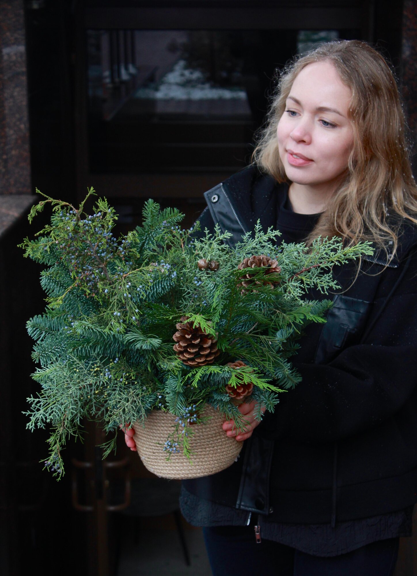 Хвойная композиция KLUMBA MOSCOW "Зимняя сказка", с шишками, 30х40 см, зеленая