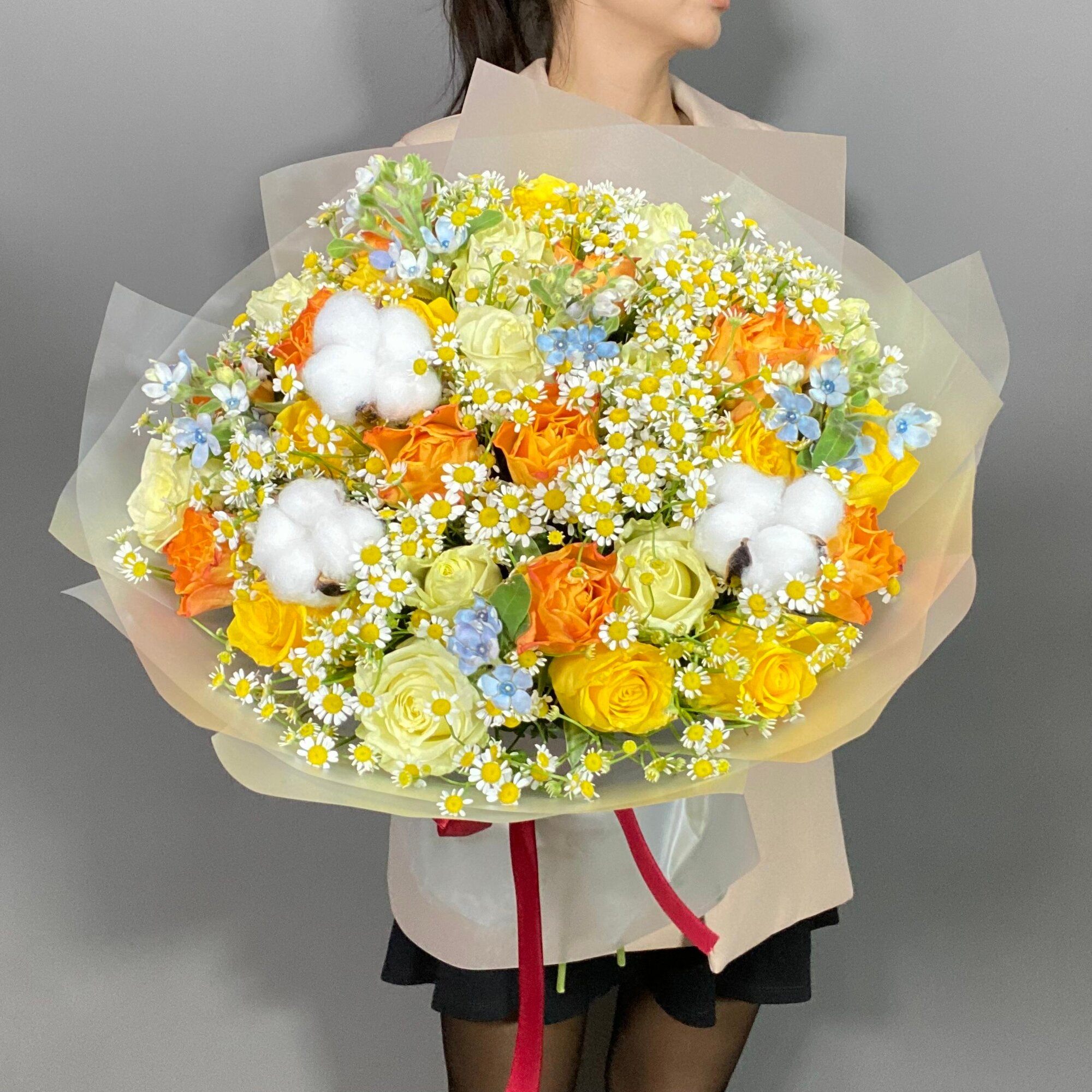 Яркий букет (роза Кения 30 шт, танацетум 25 шт, хлопок 3 шт, оксипеталум 5 шт.)