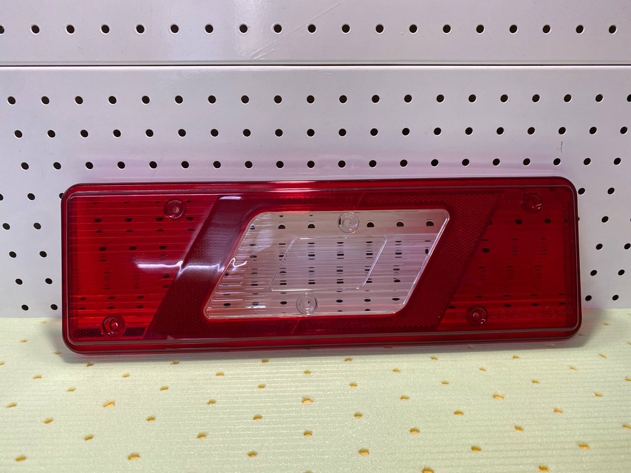 Cтекло заднего фонаря (с пассажирской стороны )Форд Транзит (Ford Transit) правое