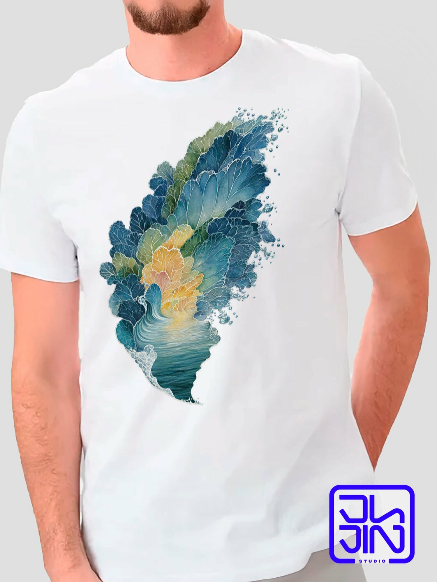 Футболка классическая мужская с авторским принтом Абстрактная темно-синяя волна с ультрамарином и закатным пляжным океаном, белый хлопковый трикотаж с прикольным рисунком на груди