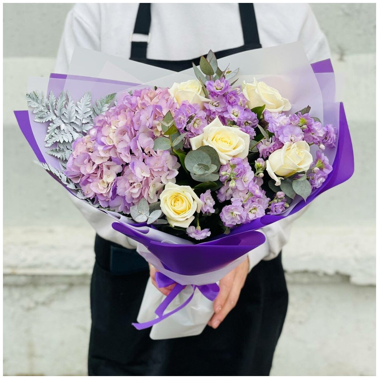 Сборный букет Rybe-Flowers "Нежный", роза, гортензия, маттиола, папоротник, эвкалипт, 50 см