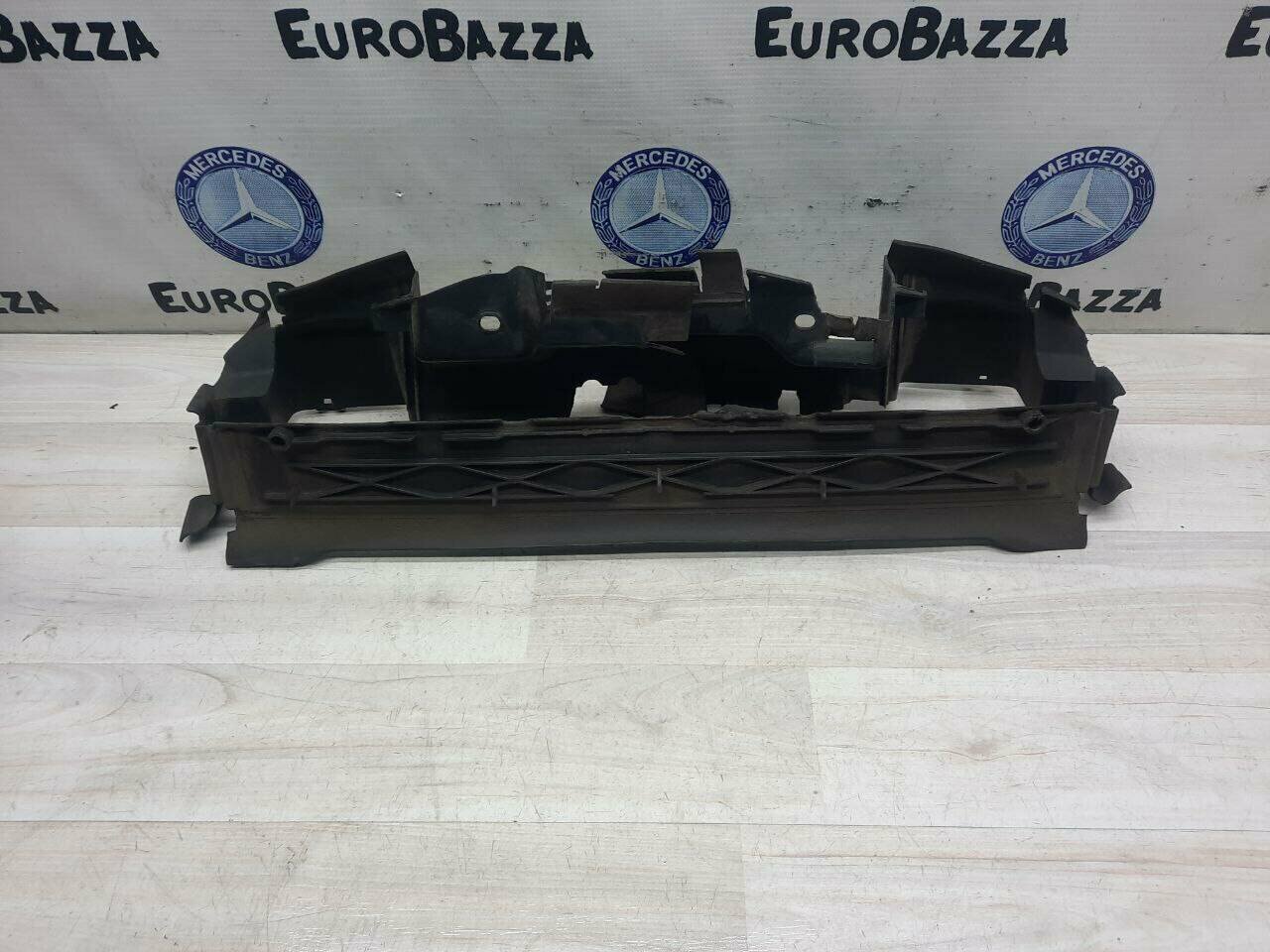Дефлектор радиатора Mercedes W211 A2115001216
