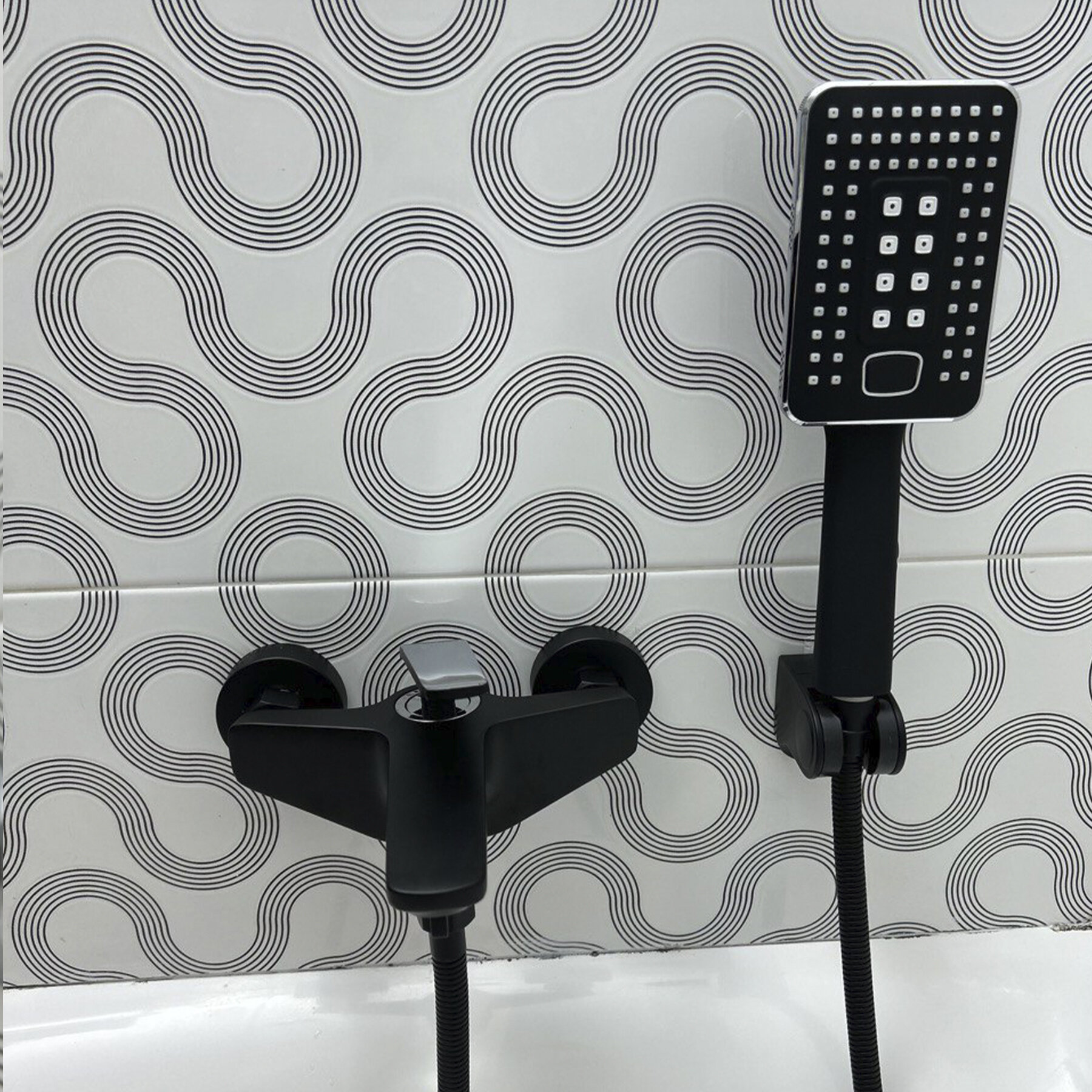 Смеситель для ванны и душа из латуни с лейкой и шлангом V333531C от бренда Vieir