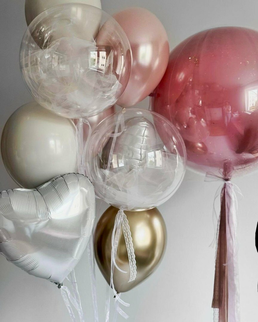 1 баблс-шарика с фатином, 1 большой стеклянный шар, 2 сердца и шары 30 см