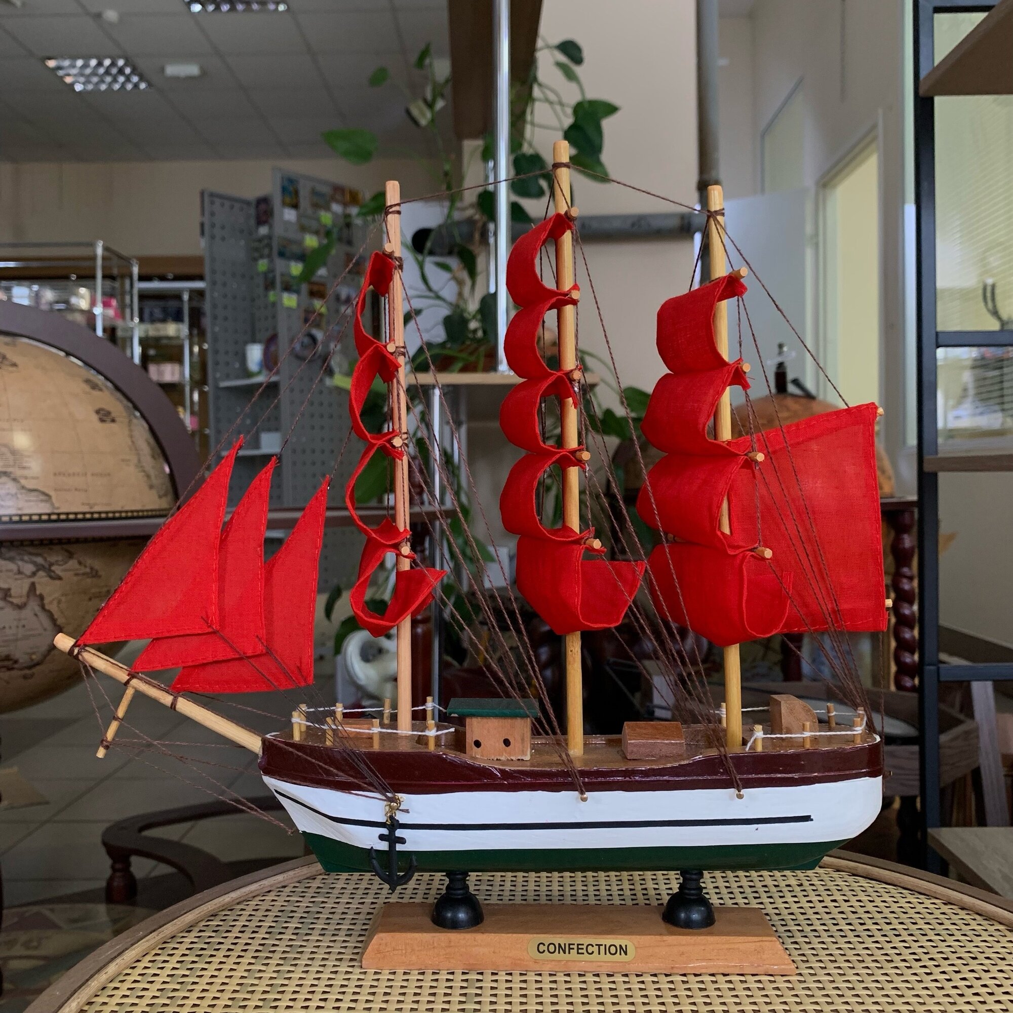 Фигурка корабль в масштабе алые паруса