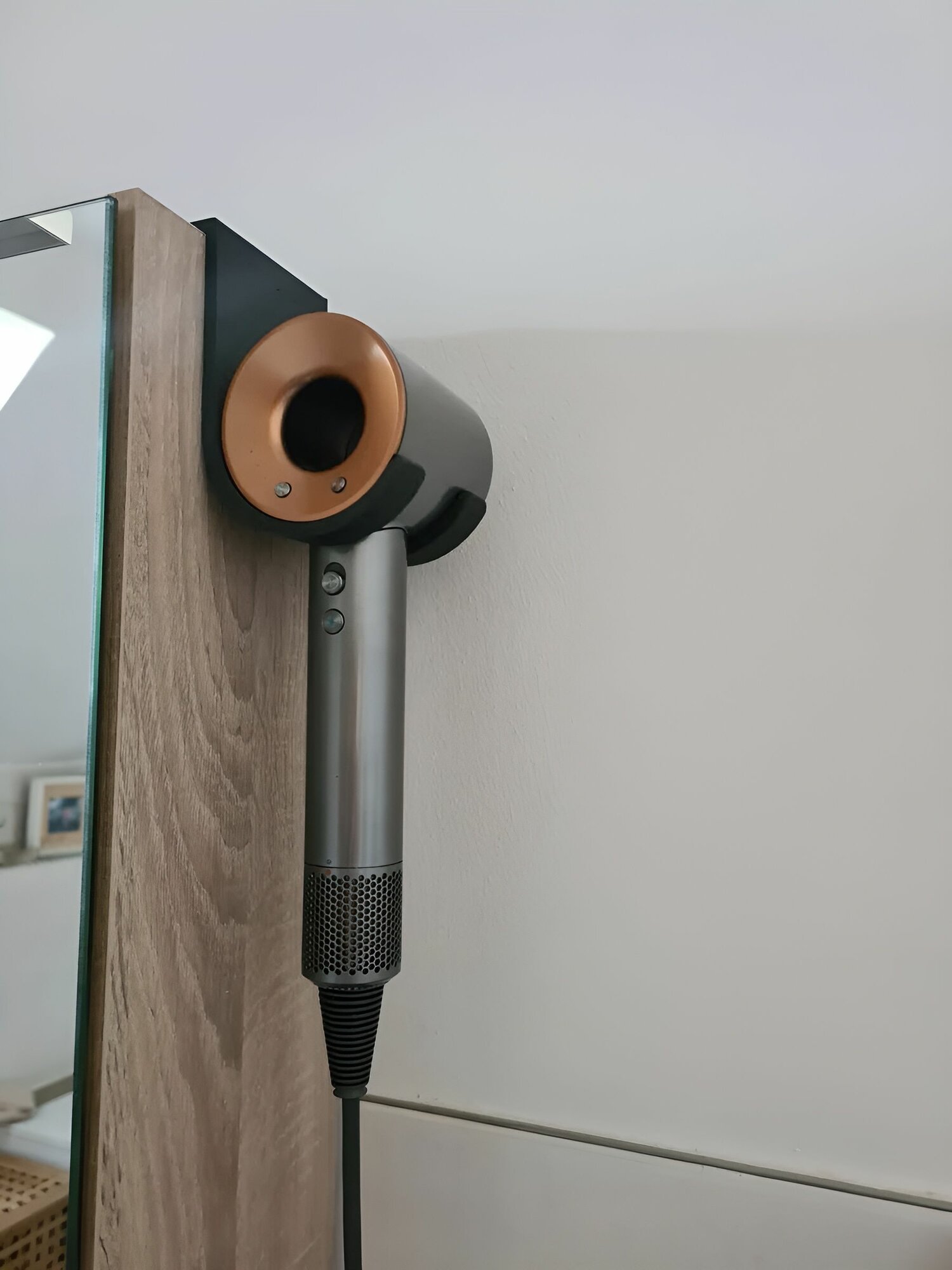 Держатель на шкаф для фена Dyson Supersonic