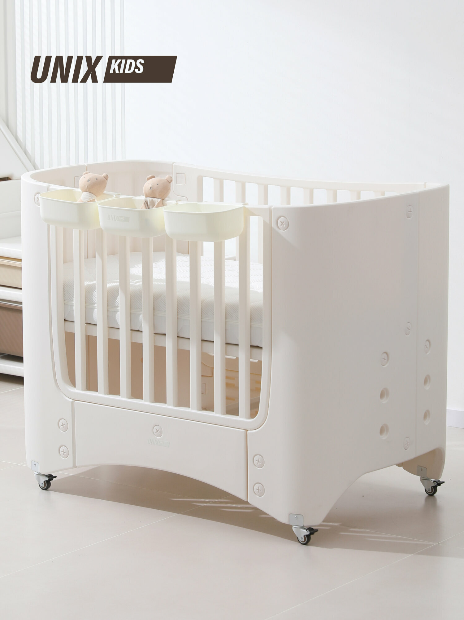 Кроватка для новорожденных UNIX Kids Premium White детская с матрасом, на колесиках, пищевой пластик, белая, 123 х 68 см