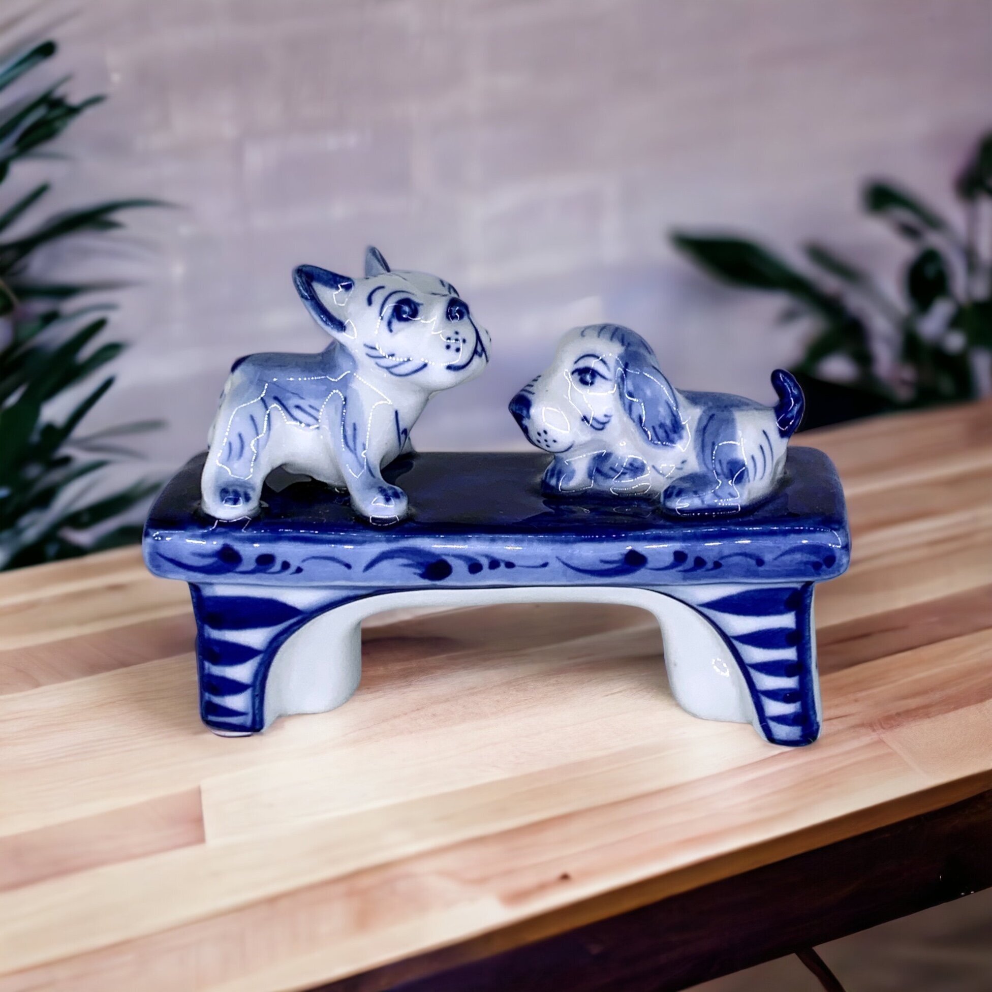 Фарфоровая статуэтка интерьерная "Собаки на скамейке" гжель фарфор ручная работа