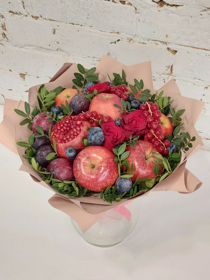 Букет с яблоками, ягодами и розами (BuketOnline)
