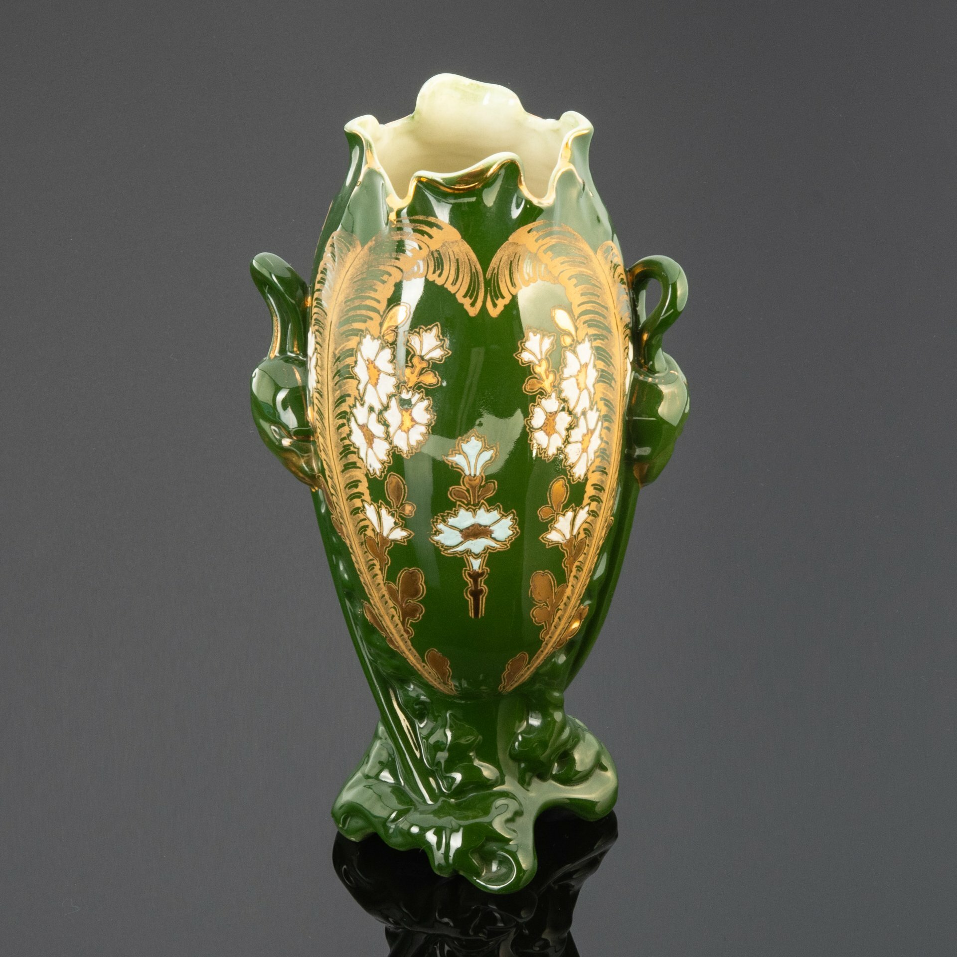 Интерьерная ваза в стиле Ар Нуво с ручками в виде бутонов цветов